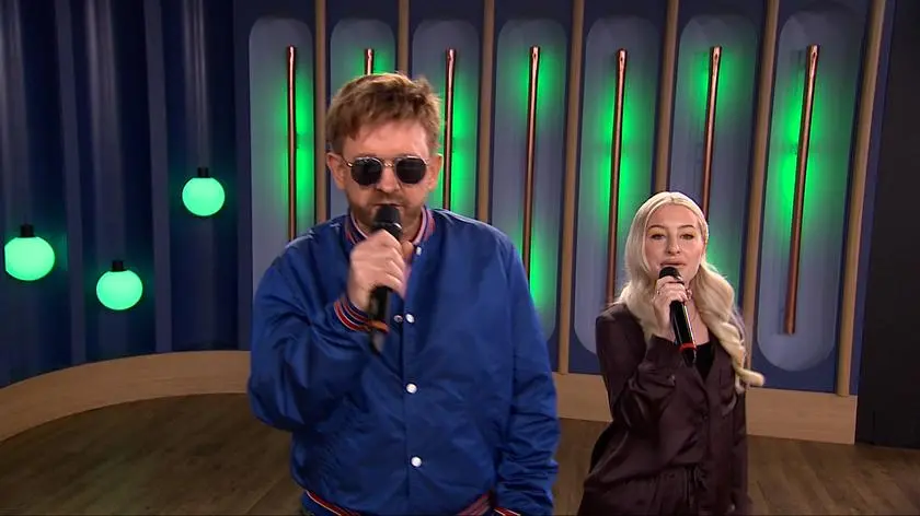 Paweł Stasiak i Sidney Kowalski na scenie Dzień Dobry TVN z utworem "Bywa że" - Dzień Dobry TVN