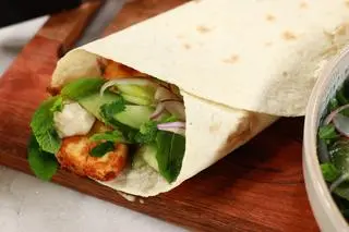 Przepisy na imprezę przy grillu - halloumi, kurczak i smash burger ...