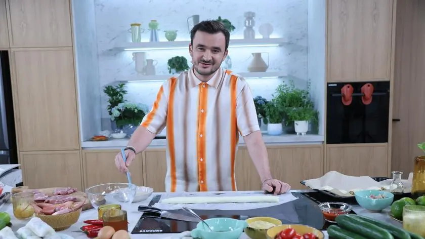 Rolada, spring rolls oraz paluszki rybne w panierce z chleba tostowego. Zobacz przepisy na ...