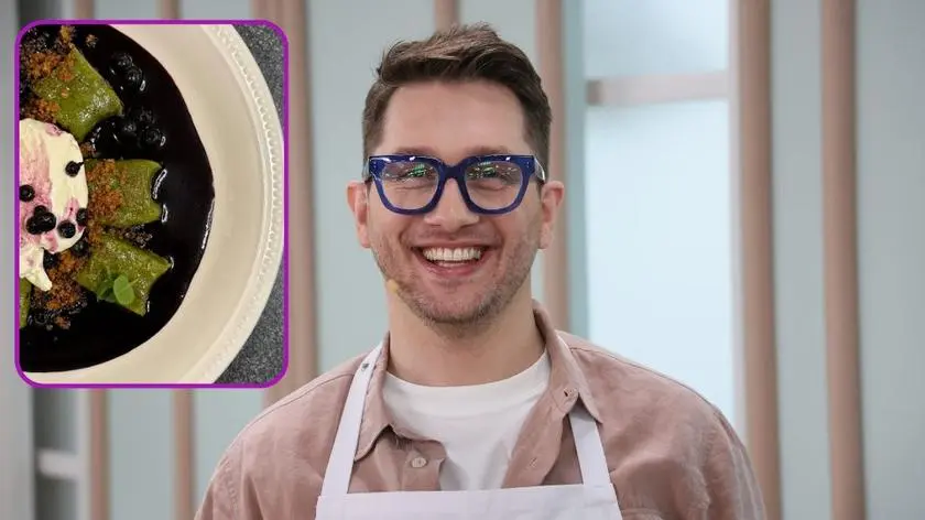 Leniwe z matchą, jagodami i kruszonką - przepis Jakuba Kurzepy ...