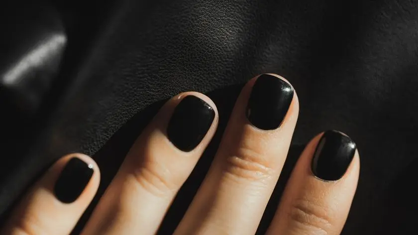 BlackBerry nails to najmodniejsze paznokcie jesieni 2024. Jak wykonać ...