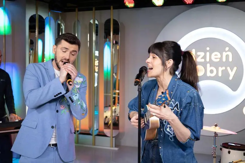 Kamil Bednarek i Agnieszka Musiał na scenie Dzień Dobry TVN z utworem "Jestem u siebie" - Dzień ...