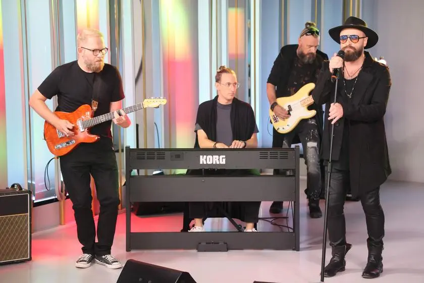 Stokłosa Collective i Łukasz Drapała na scenie Dzień Dobry TVN z utworem "Zawsze i wszędzie ...