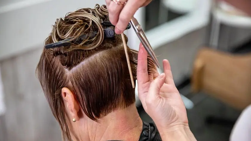 Heartthrob bob to najmodniejsza fryzura wiosny 2023. Jak ją wykonać ...