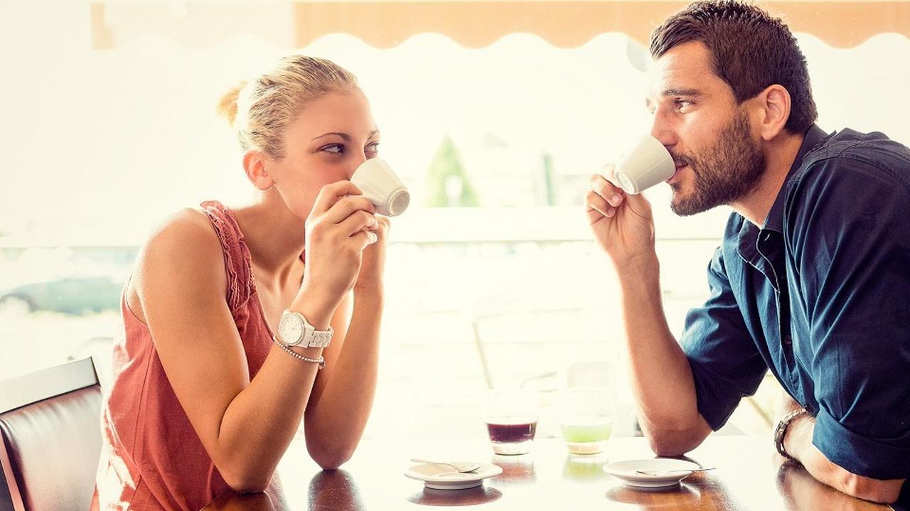 W poszukiwaniu miłości postanowiła wybrać się na 50 randek. Nie obyło ...