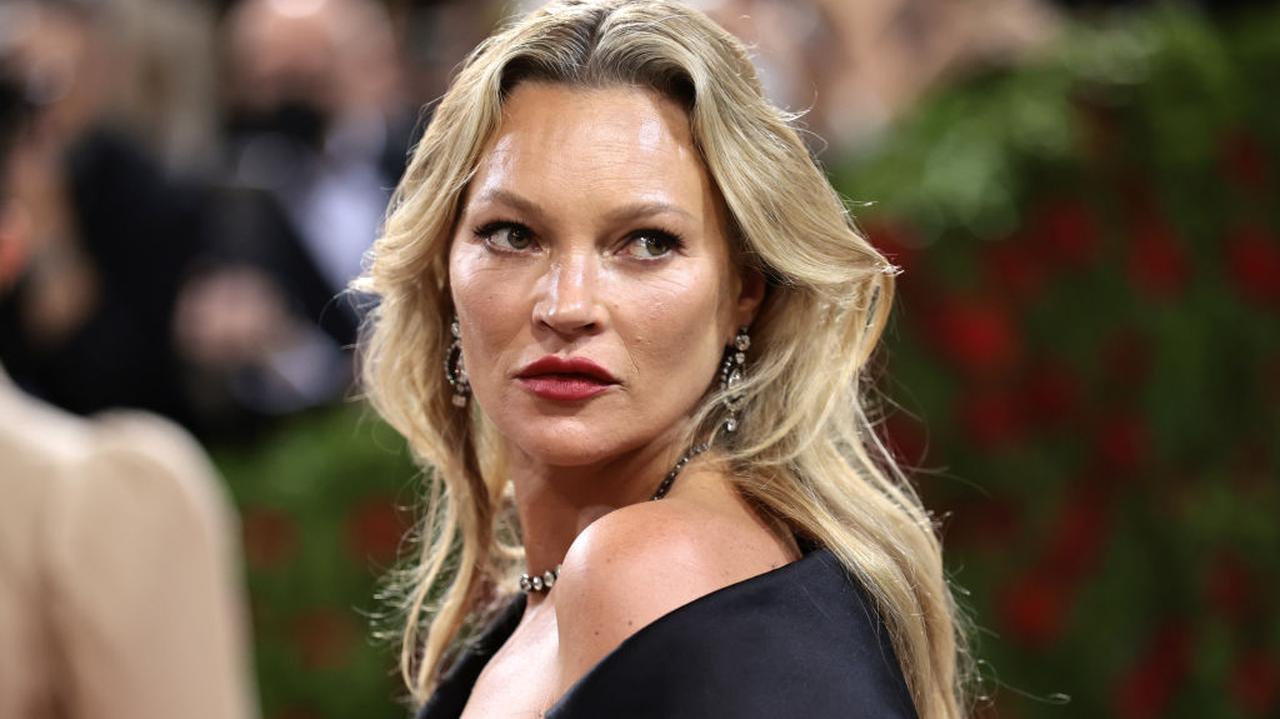 Kate Moss miała 15 lat, kiedy fotograf kazał jej ściągnąć stanik ...