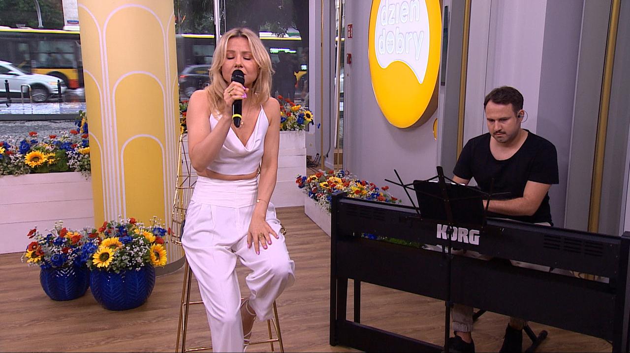 Ania Karwan z utworem "Swobodnie" na scenie Dzień Dobry Wakacje - Dzień Dobry TVN