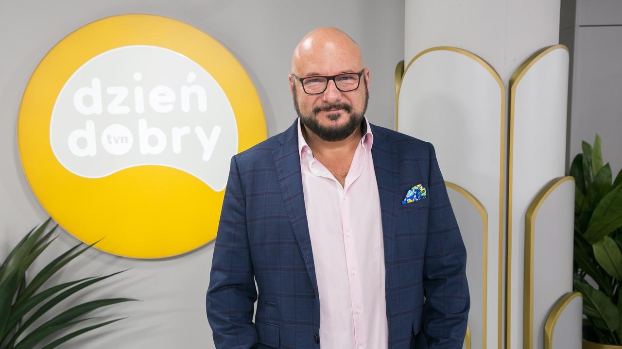 Piotr Gąsowski na zdjęciu ze wszystkimi dziećmi - Dzień Dobry TVN