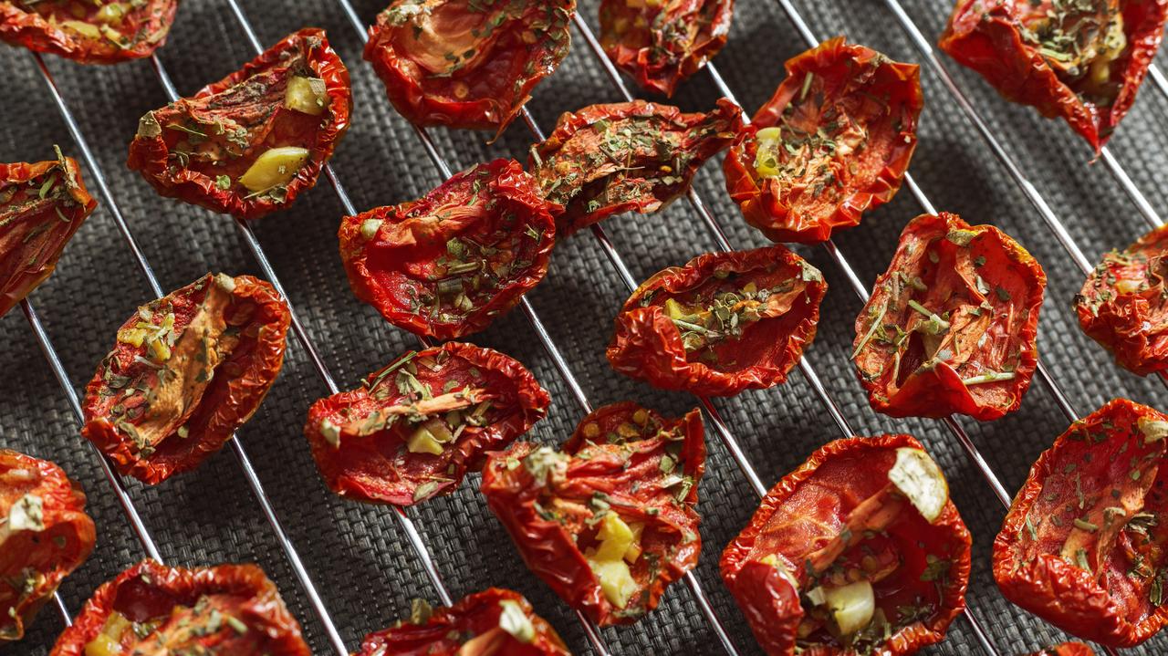 Jak przygotować domowe suszone pomidory? Poznaj przepis - Dzień Dobry TVN